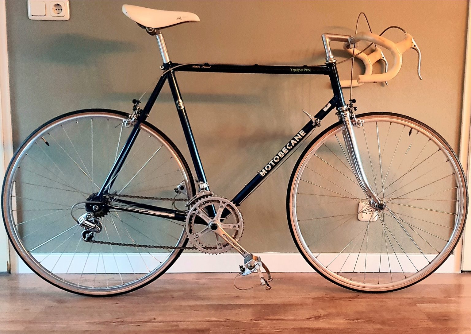 Limburgse liefhebber tikt originele Motobecane Super Sprint Equipe Pro ...