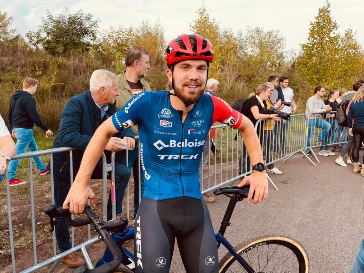 Voormalige wereldkampioen valt meteen op bij terugkeer in het veld ...