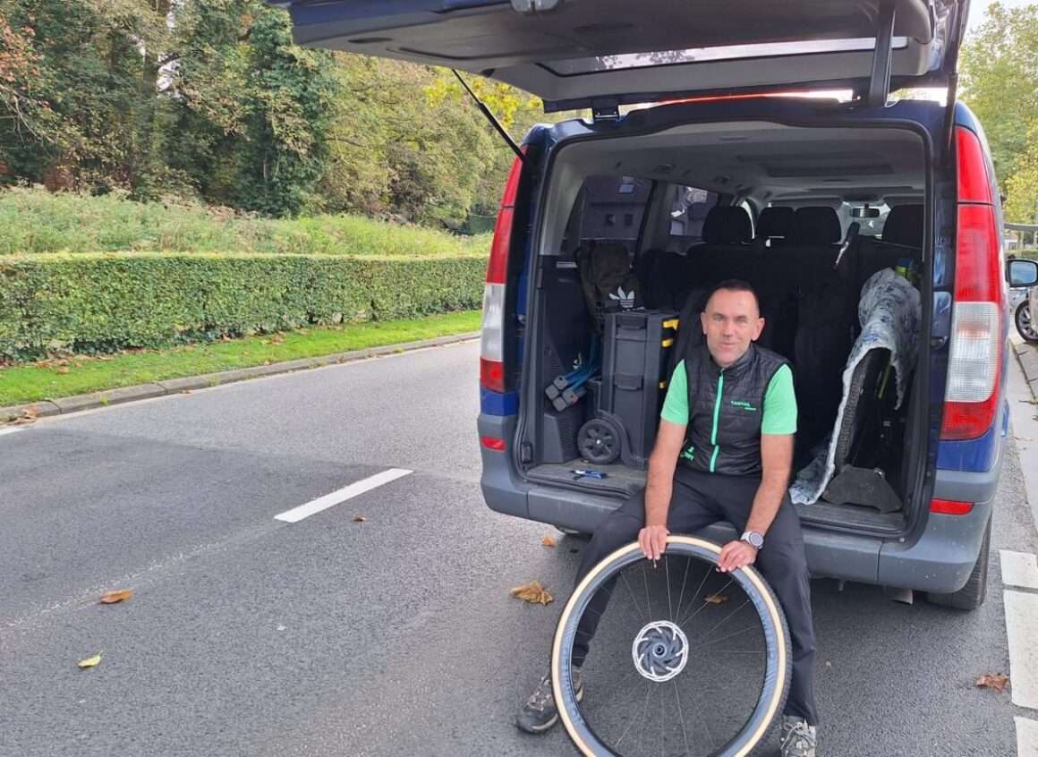 Papa Peter Vas rijdt met blauwe stationwagen dochter Blanka en zoon ...